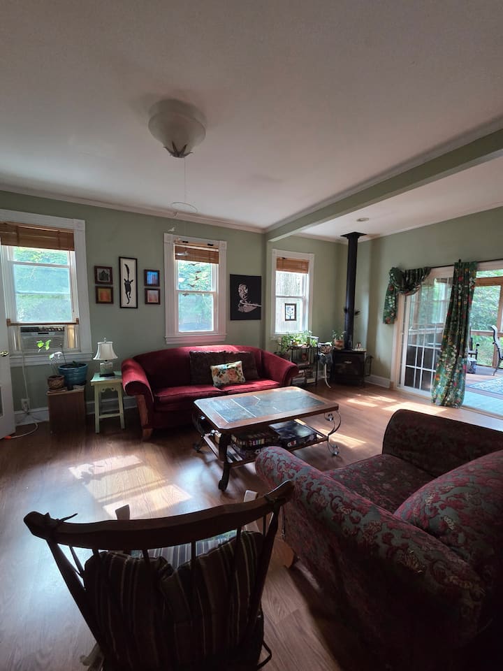 Pet-friendly 3 Bedroom Home: Walkable Neighborhood - Baltimore, MD