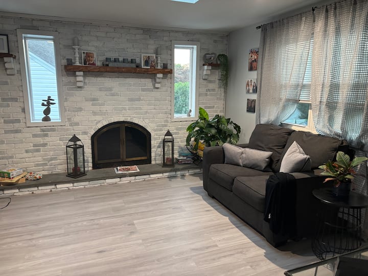 Charming Apartment In The Heart Of Farmingdale! - Woodbury, NY