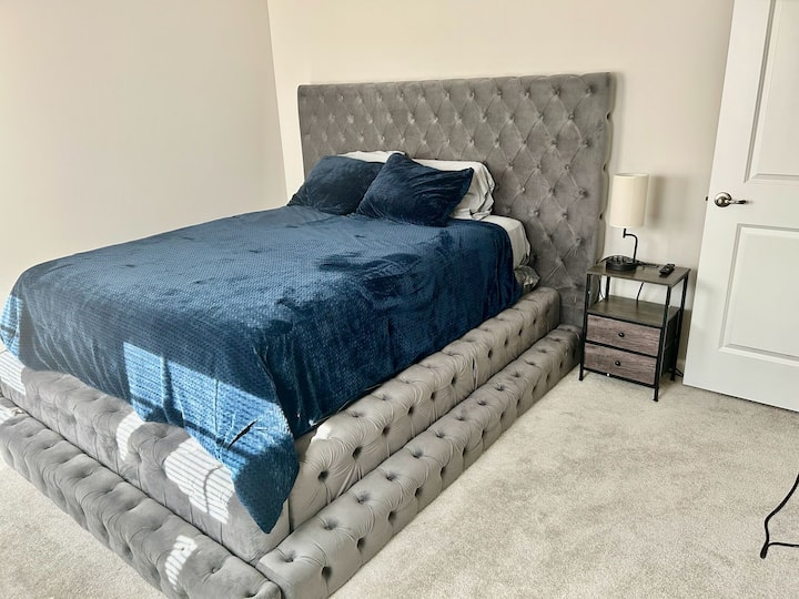 Modern And Stylish Room - Avon, IN