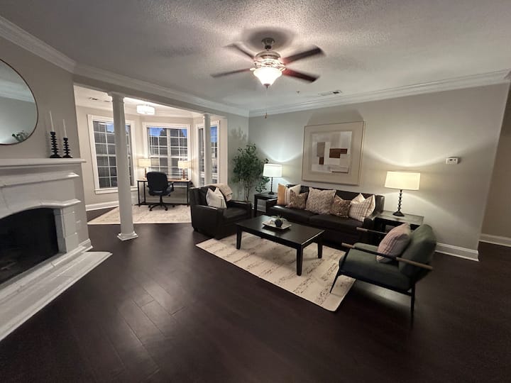 Fabulous Penthouse 2 Bedroom/2 Bath With Pool View - Alpharetta, GA