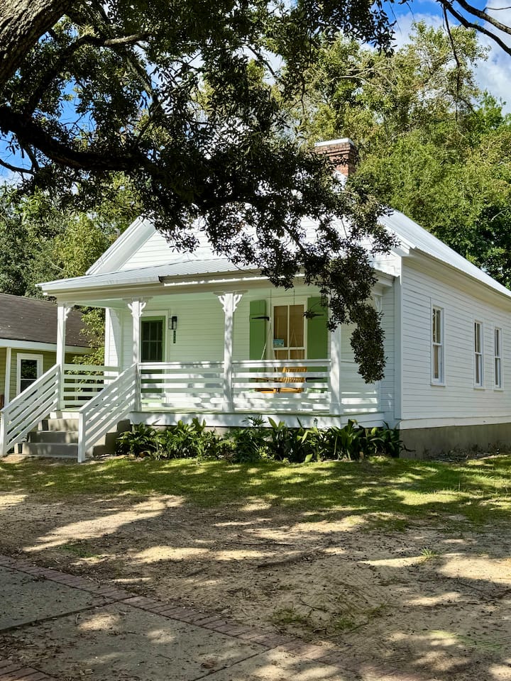 Historic Coastal Cottage On Front Street - Georgetown, SC