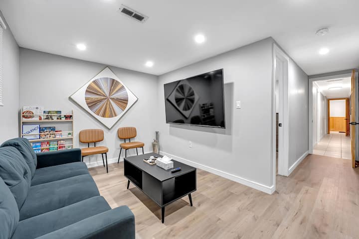 Cozy 2br Basement Apt | Wi-fi | Parking | Smart Tv - Toronto