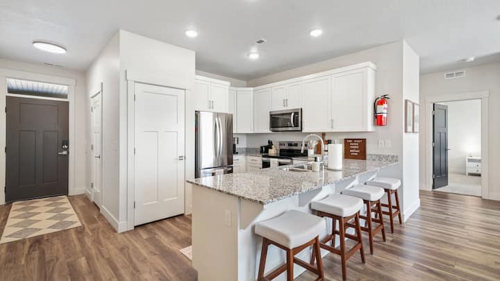 Cozy Swiss Condo King Bed, Sleeps 6, Free Blanket - Midway, UT