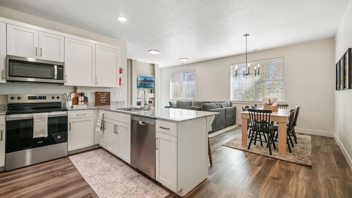 Cozy Swiss Condo -King Bed, Sleeps 6, Free Blanket - Midway, UT