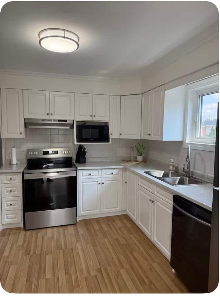 Upper Unit In New Sudbury Getaway W/pool & Hot Tub - Greater Sudbury