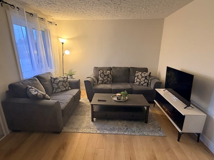 Upper Unit In New Sudbury Getaway W/pool & Hot Tub -