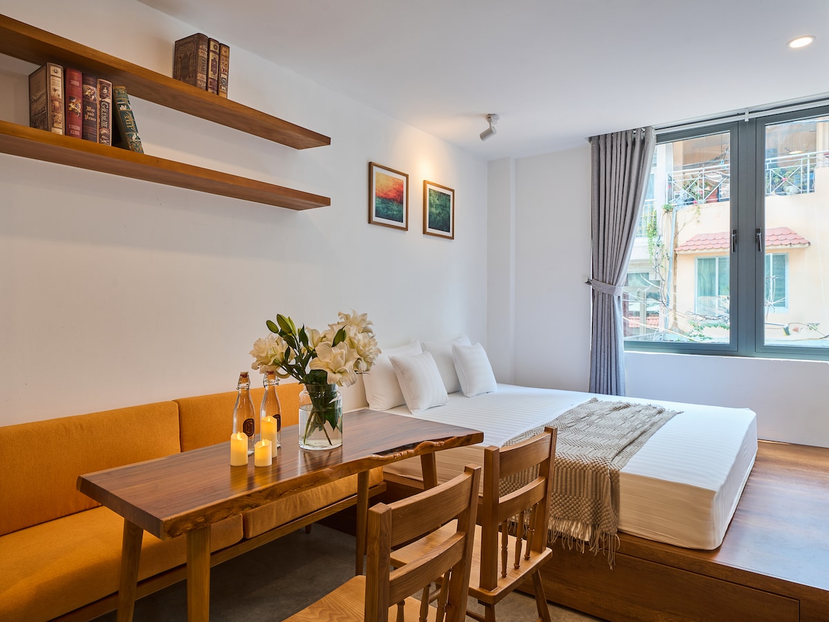 Chic Sunlit Apartment – Large Bed & BBQ Space - Flats for Rent in Quận ...