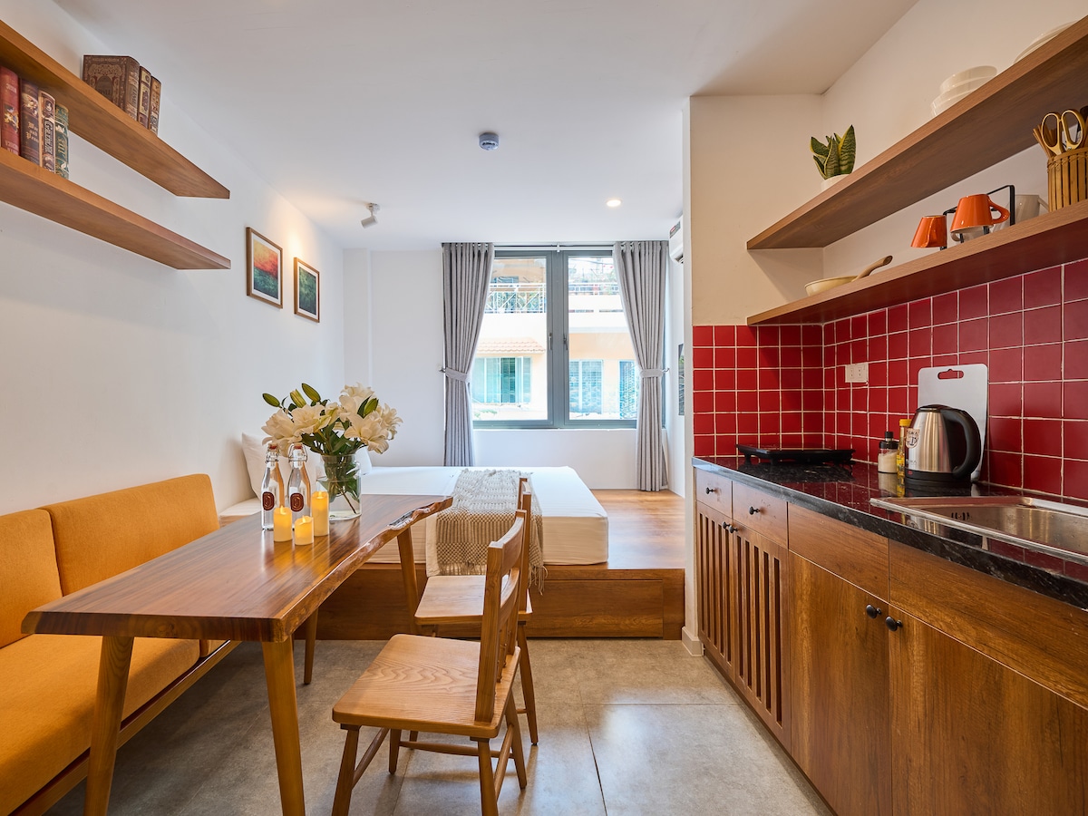 Chic Sunlit Apartment – Large Bed & BBQ Space - Flats for Rent in Quận ...