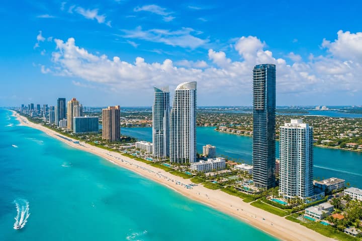 Beach Spacious Retreat  Pool  2 Free Parkings - Sunny Isles Beach, FL
