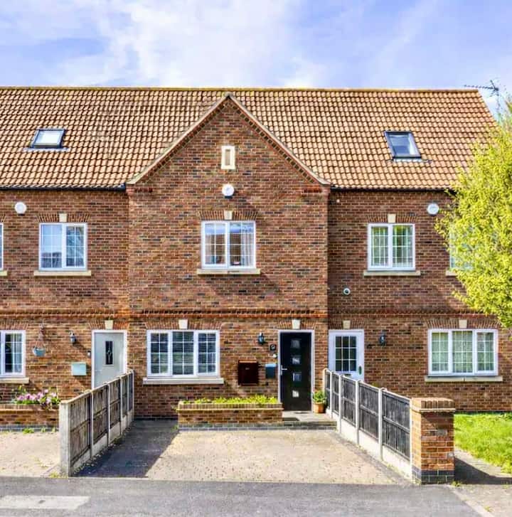 Willow Cottage - Sleeps 6
Seasonal Decor! - Southwell