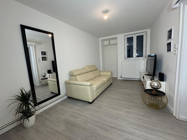 2 Chambres, Cuisine, Salon, Parking Et Terrasse. - Briey