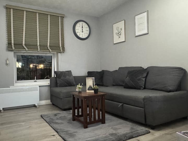 2 Min To Tube- Gated Parking - Ideal Work Stays! - London