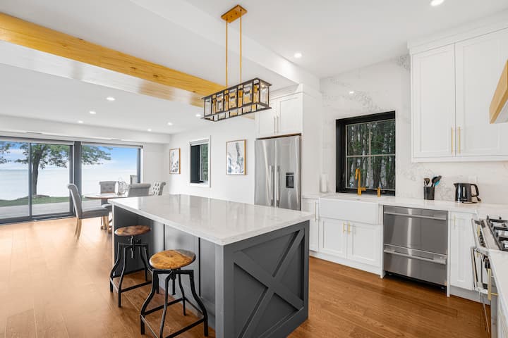 Luxury Lakefront Cottage | Sunset Views & Dock - Port Perry