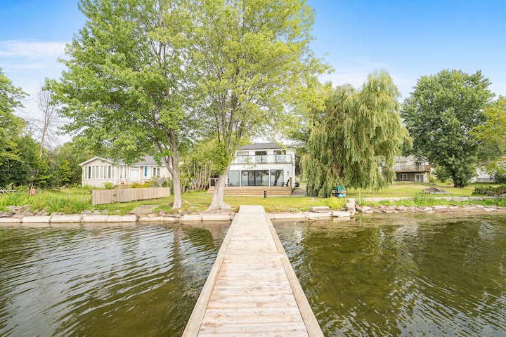 Luxury Lakefront Cottage | Sunset Views & Dock - Port Perry