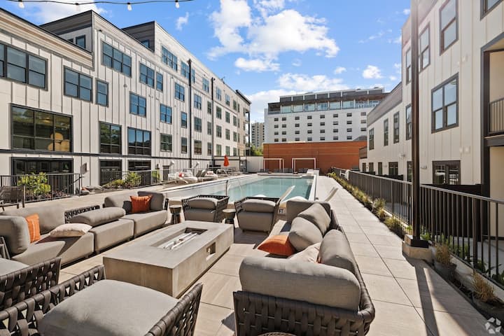 Luxe Penthouse - Tallahassee, FL