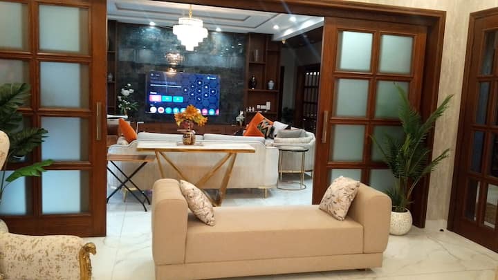 3-storey Luxury/modern Mansion With Private Butler - Lahore