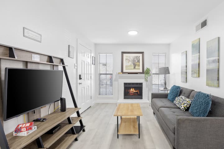 One Bedroom Apartment With Renovated Kitchen! - Dallas, TX