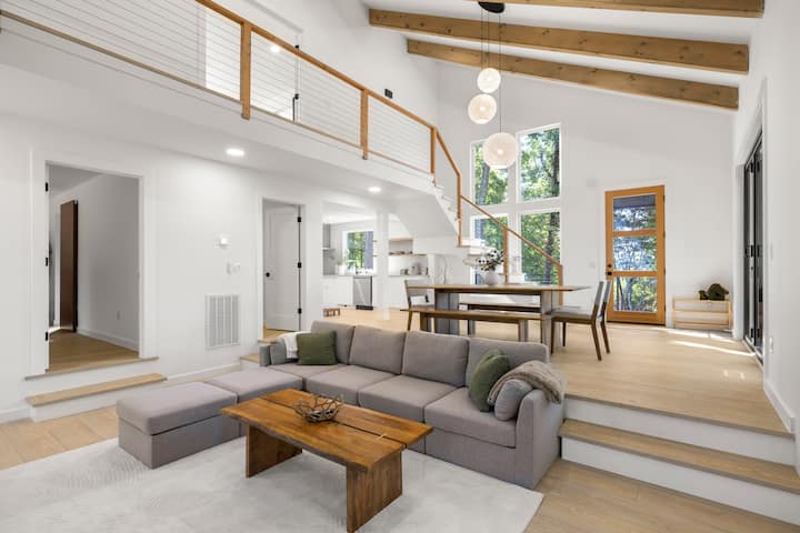 Modern Luxury Cabin On 2.5 Acres With Fenced Yard - South Carolina