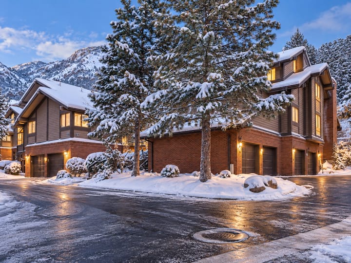 Cottonwood Canyon Ski Chalet + Private Hottub - Cottonwood Heights, UT