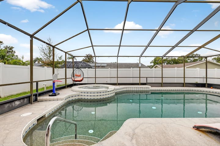 Lux | 8 Beds | Sleeps 12 | Heated Pool | Game Room - St. Petersburg, FL