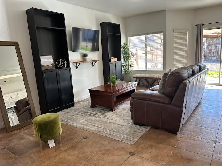 Cozy Family Retreat - Pet Friendly - Victorville, CA