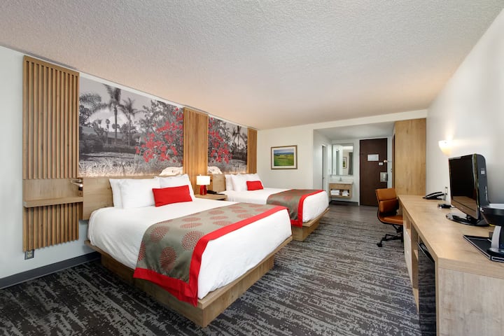 Superior Queen | Ramada Santa Barbara | Garden - Goleta, CA