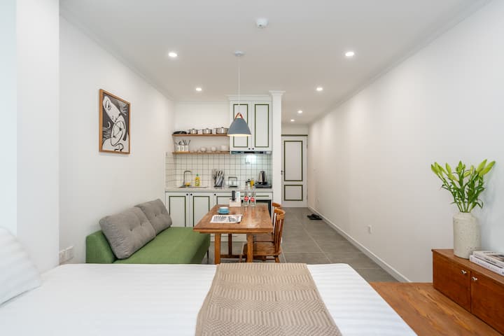 Sunny Stay With Balcony, Pool & Rooftop Access - Hanoi