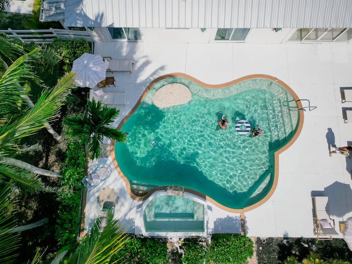 7br Estate W/ 4 Private Exec. Suites, Sleeps 18 - Fort Myers, FL