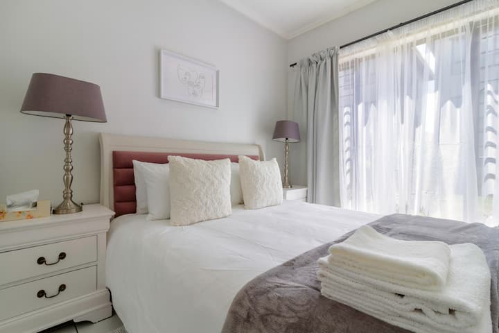 Your Serene Haven With Calm & Contemporary Charm - Sandton