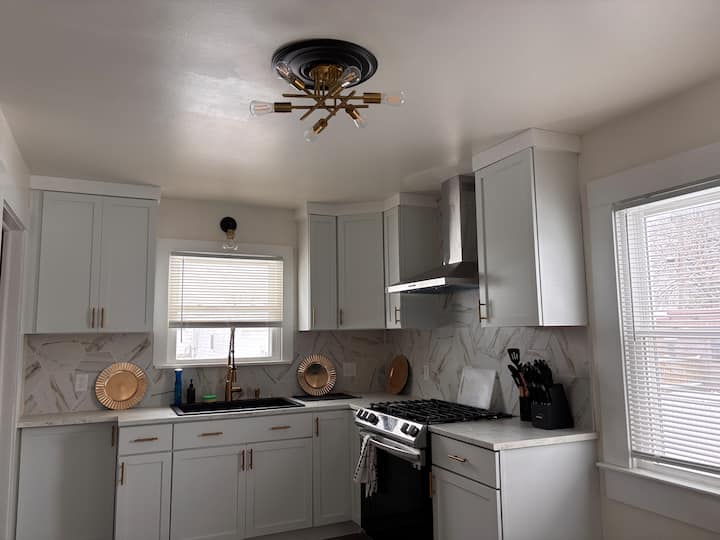 Cozy 2br Irvington Retreat W/ Full Kitchen - Indianapolis, IN