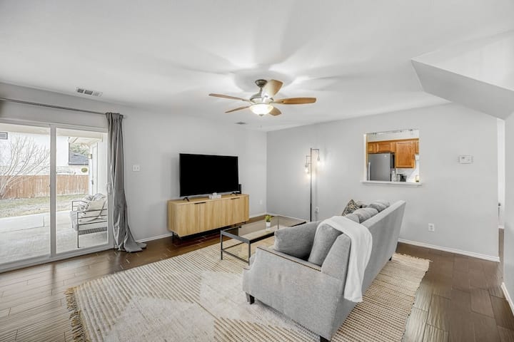 Modern, Clean, Close To Everything + Office Space! - Pflugerville, TX