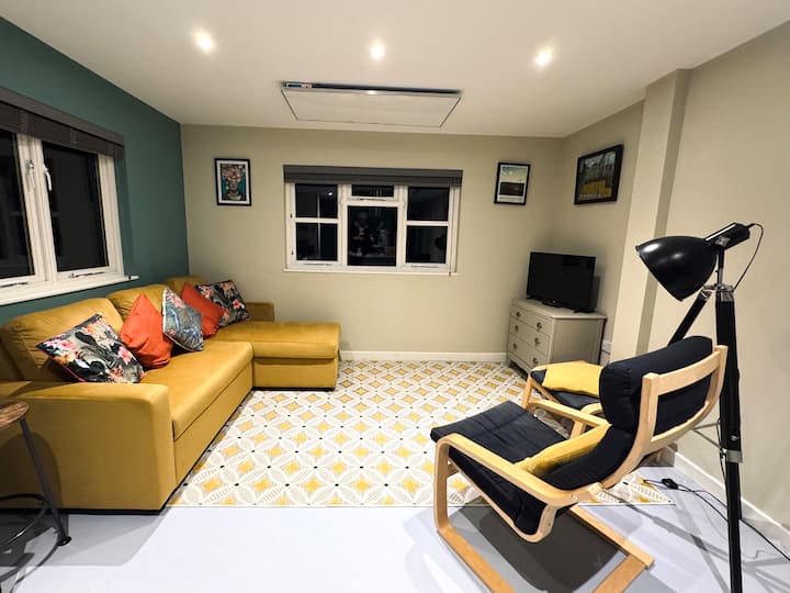 Tree Tops & The Games Room: Group Retreat Nr. Hay - West Midlands