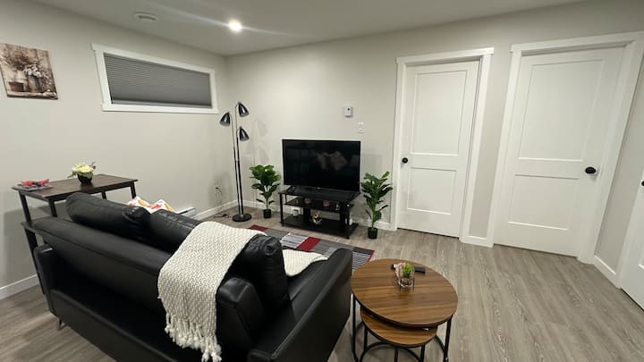 Eastbrook Cozy Basement Suite W/ Tempur-pedic Bed - White City