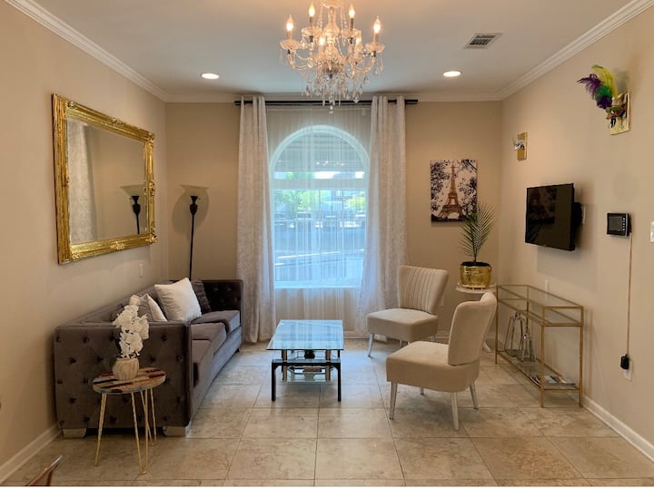 Convention Center Downtown 3bd Condo - New Orleans, LA