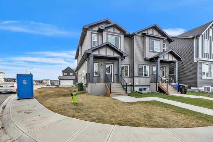 Beautiful 4 Bedroom, 3 Bull Bathrooms With 2garage - Calgary