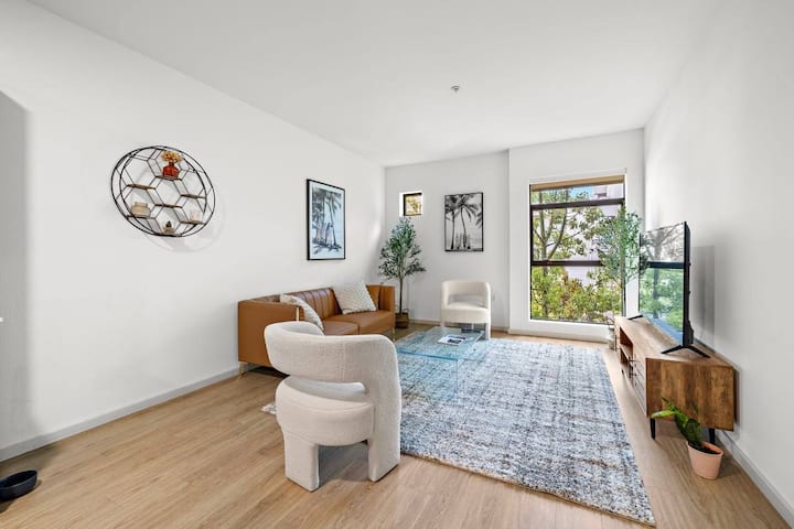 Luxury 2br | Prime Spot | Pool, Gym & Parking - Hollywood, CA