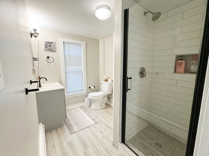New-laundry In-unit- Walk To Downtown-queen Beds- - Concord, NH