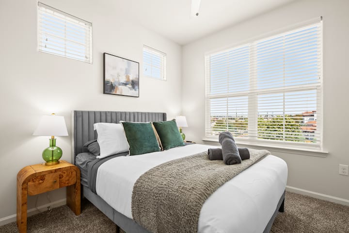 Cozy Corner ~ Pool ~ Gym ~ Wi-fi ~ Free Parking - Pflugerville, TX