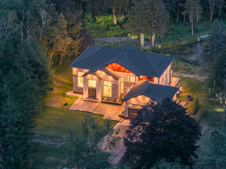 Custom-built 4-acre Luxury Estate Retreat - Orangeville