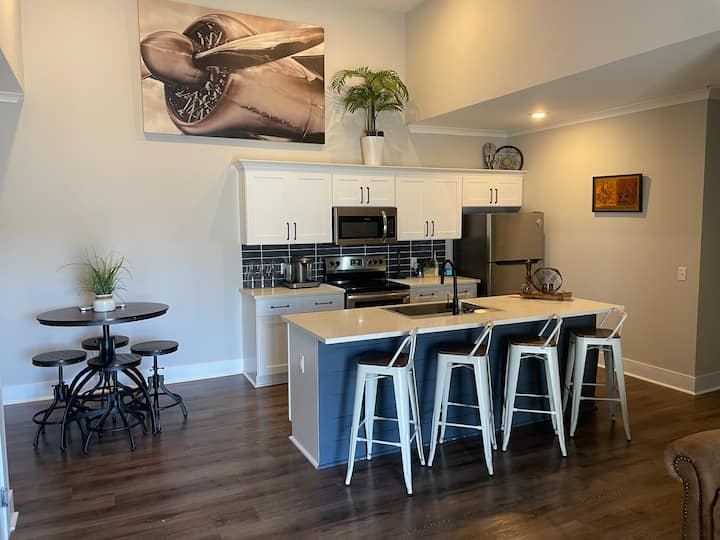 Chic Urban And Modern Apartment W/ Pool Views - Warner Robins, GA