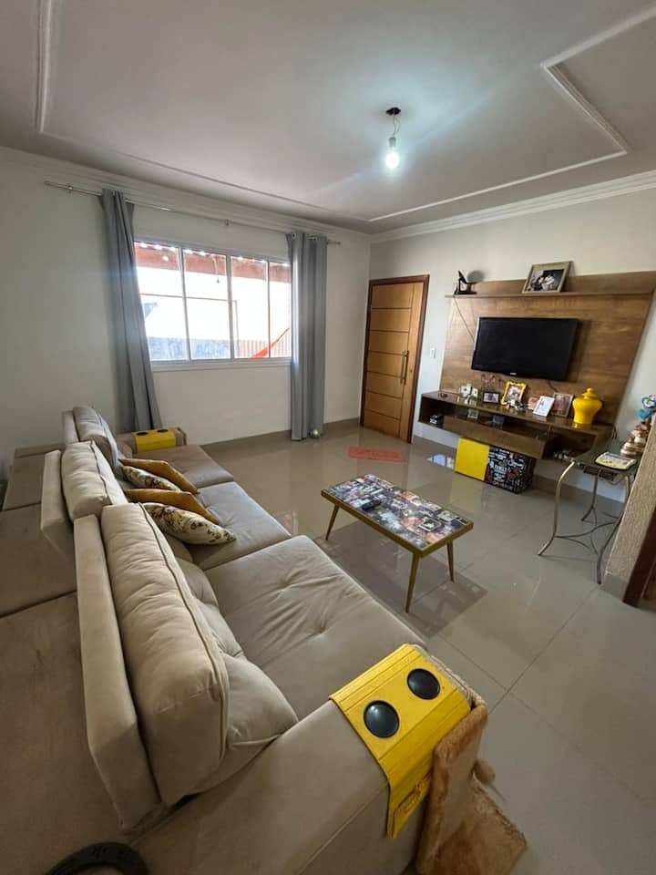 Casa Espaçosa Em Bairro Familiar E Seguro! - Araxá