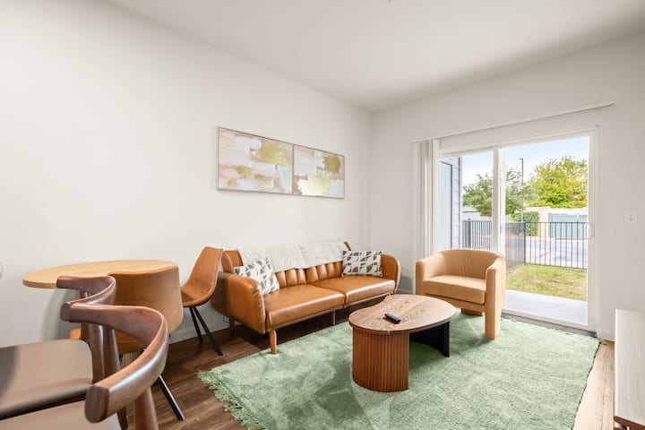 Modern Resort Pool, Parking ~ Q2 Stadium ~ Domain - Pflugerville, TX