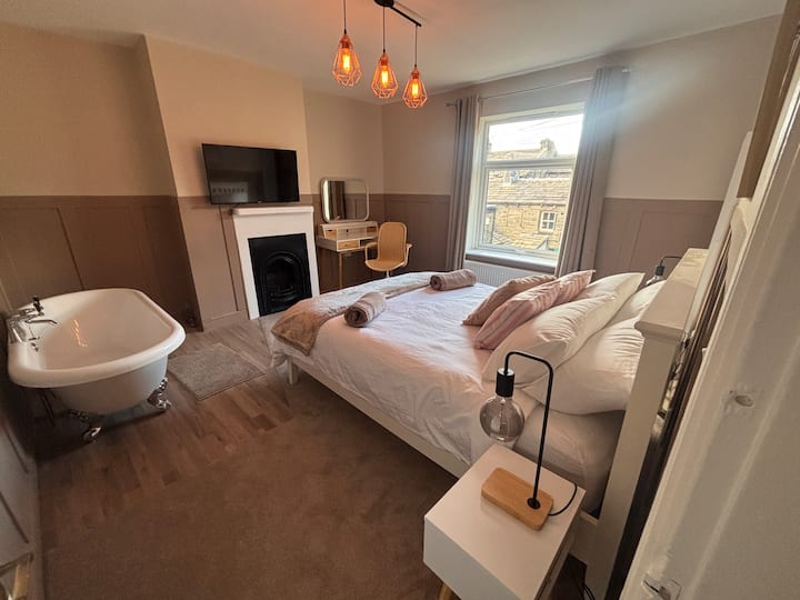 Historic Brontë Cottage Log Burner & Roll-top Bath - Halifax, Royaume-Uni