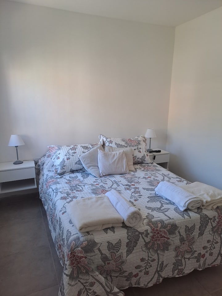 Cómodo, Luminoso Y Nuevo. A Minutos De La Terminal - Mendoza