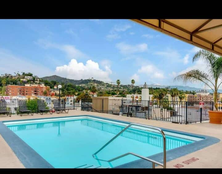 Spacious Hollywood Apt Rooftop Pool, Amazing View - Hollywood, CA