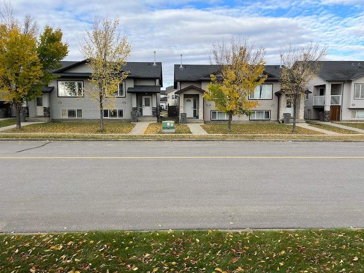 3 Adjacent 4-bed Homes: Park Views, Fully Stocked - Grande Prairie