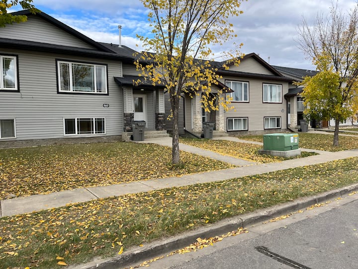 3 Adjacent 4-bed Homes: Park Views, Fully Stocked - Grande Prairie