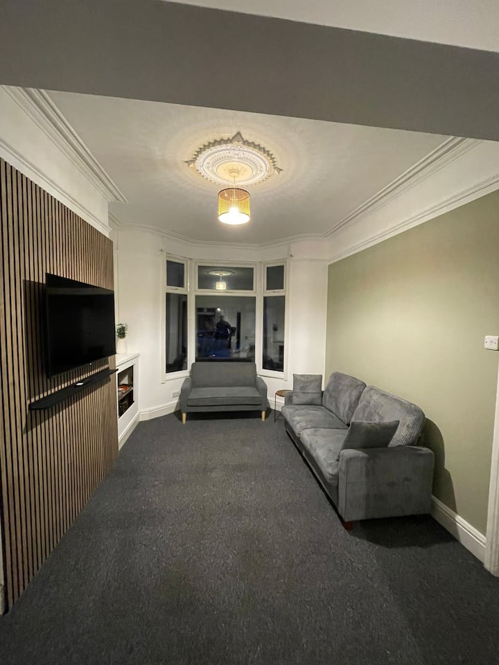 Spacious 4 Bedroom 2 Bathroom - Crewe