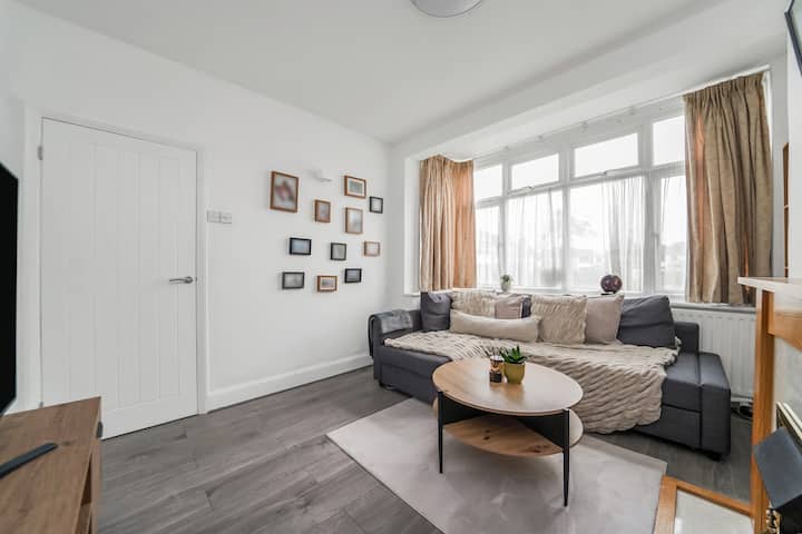 Charming And Cosy 3 Bed Home With Private Parking - Romford