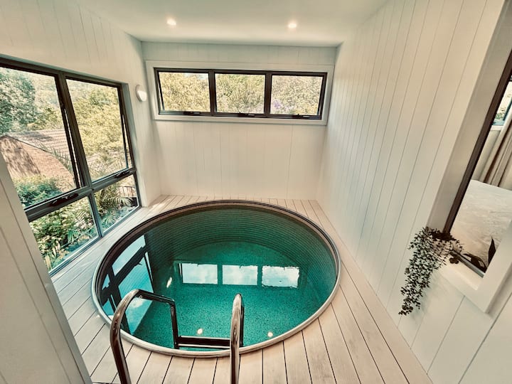 Luxury Heated Pool Retreat - Australia